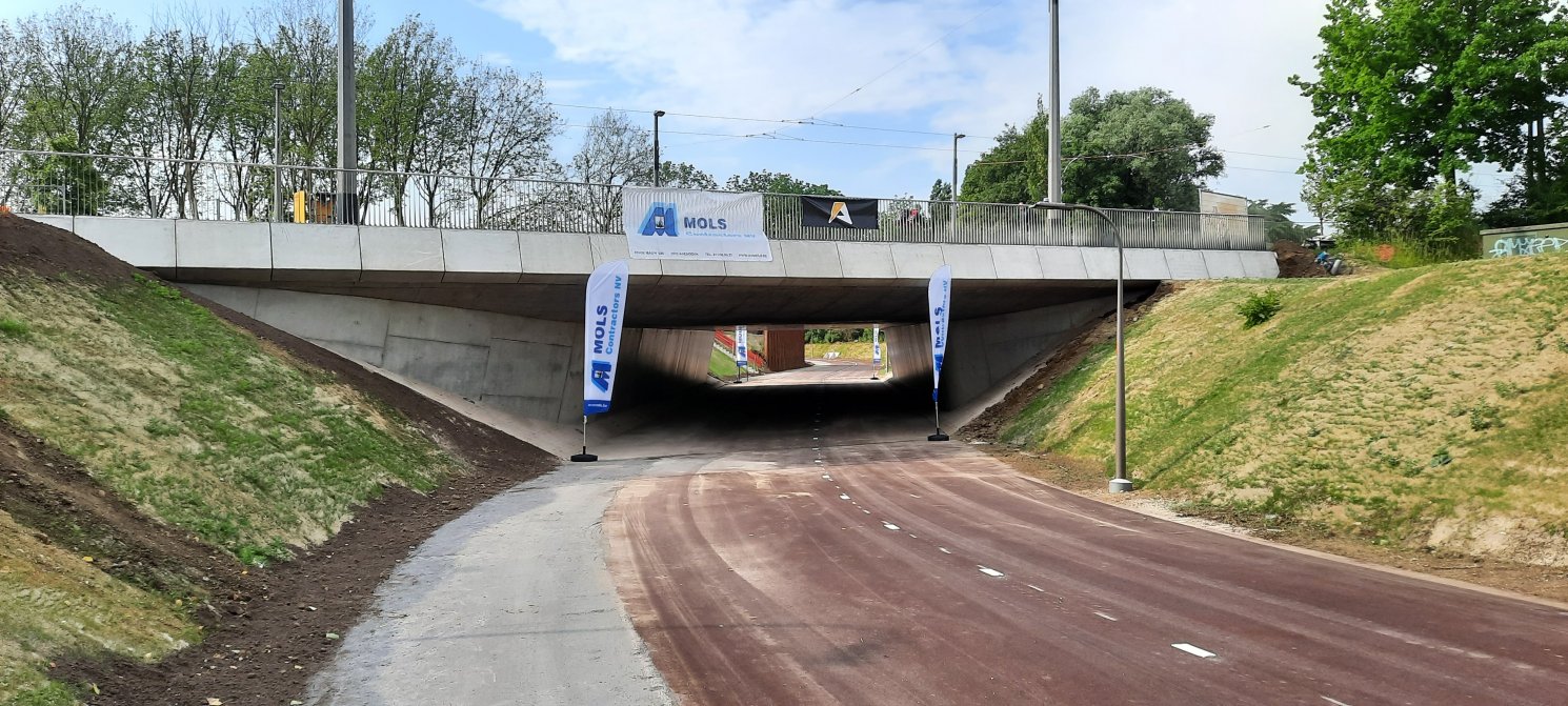 Mols Contractors: wegenbouw, beton- en breekcentrale, glijbekisting